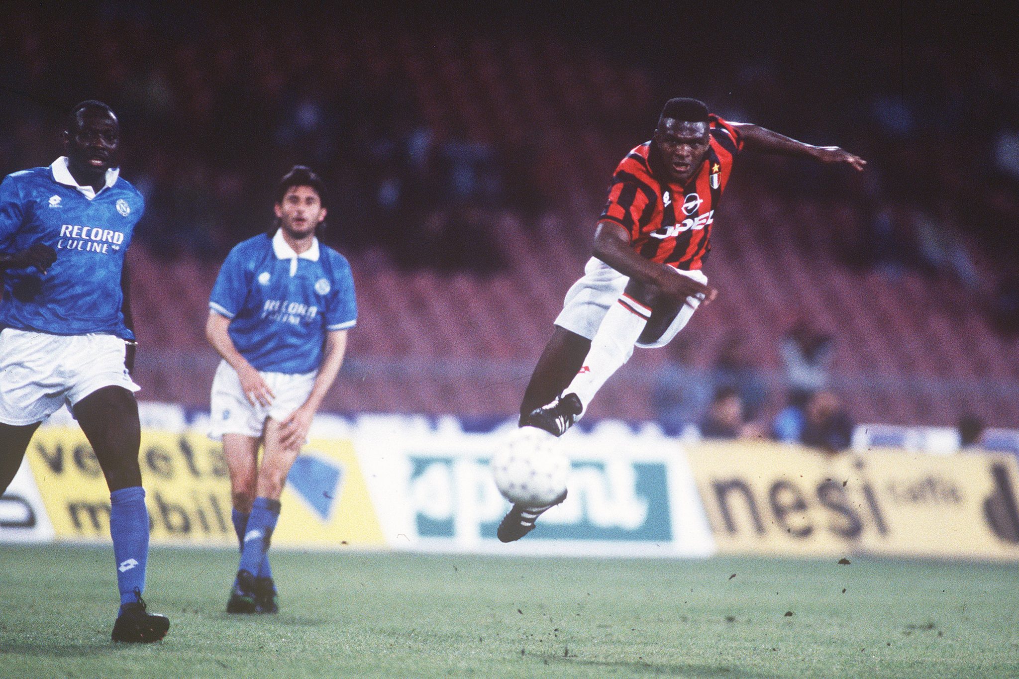 O vigor e a classe de Marcel Desailly foram vitais para um Milan ...