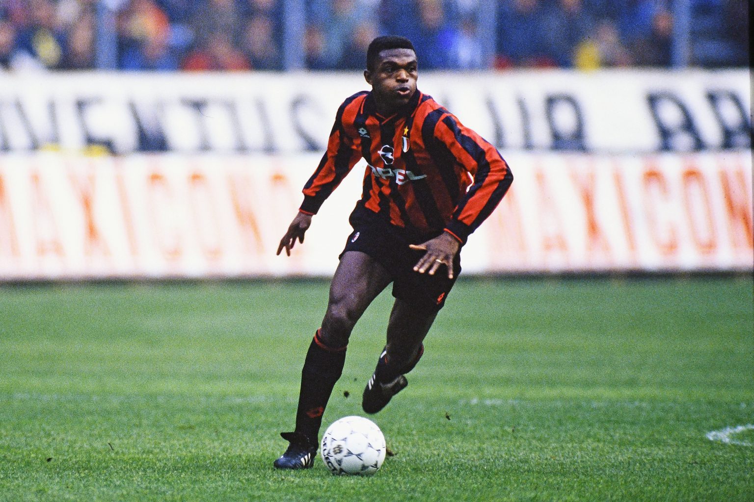 O vigor e a classe de Marcel Desailly foram vitais para um Milan ...