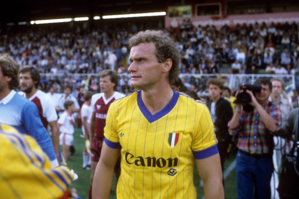 Hans-Peter Briegel, um dos condutores do scudetto do Verona - Calciopédia