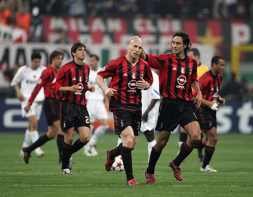 Sinalizadores, suspensão e foto icônica: em 2005, o Milan bateu a Inter ...