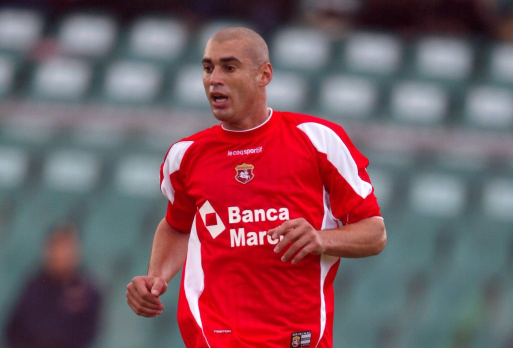 Em anos intensos na Itália, o zagueiro Fábio Bilica pegou até pênalti ...